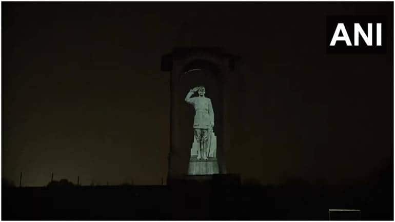 PM Modi unveils Netaji Subhas Chandra Bose's hologram statue at India ...