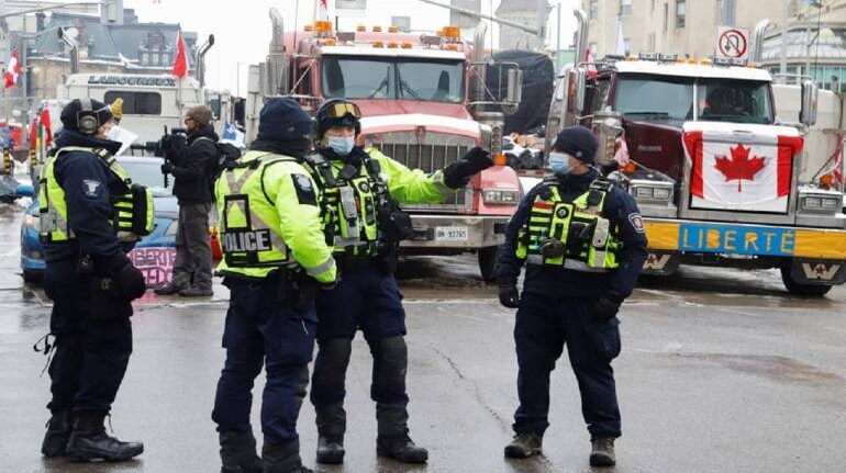 Blockaded US-Canada border crossing re-opens to normal traffic