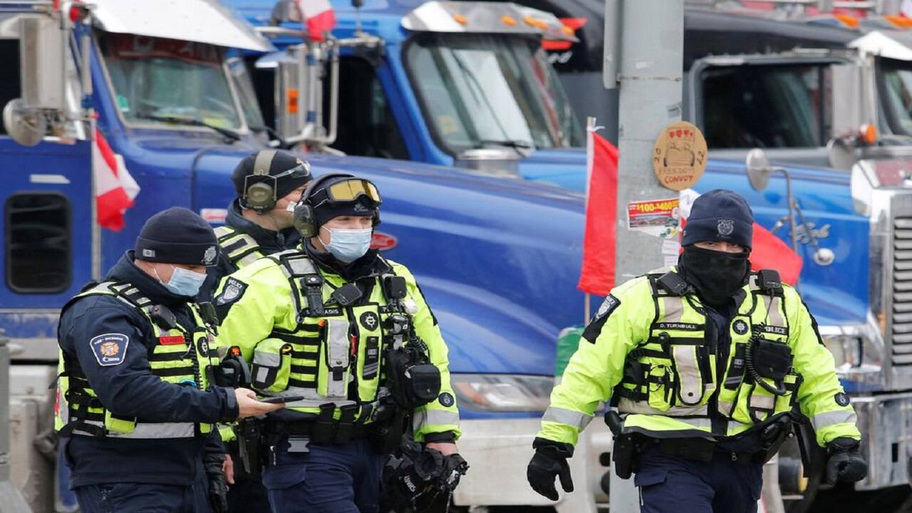 US-Canada border crossing blocked by Canadian truckers protesting ...