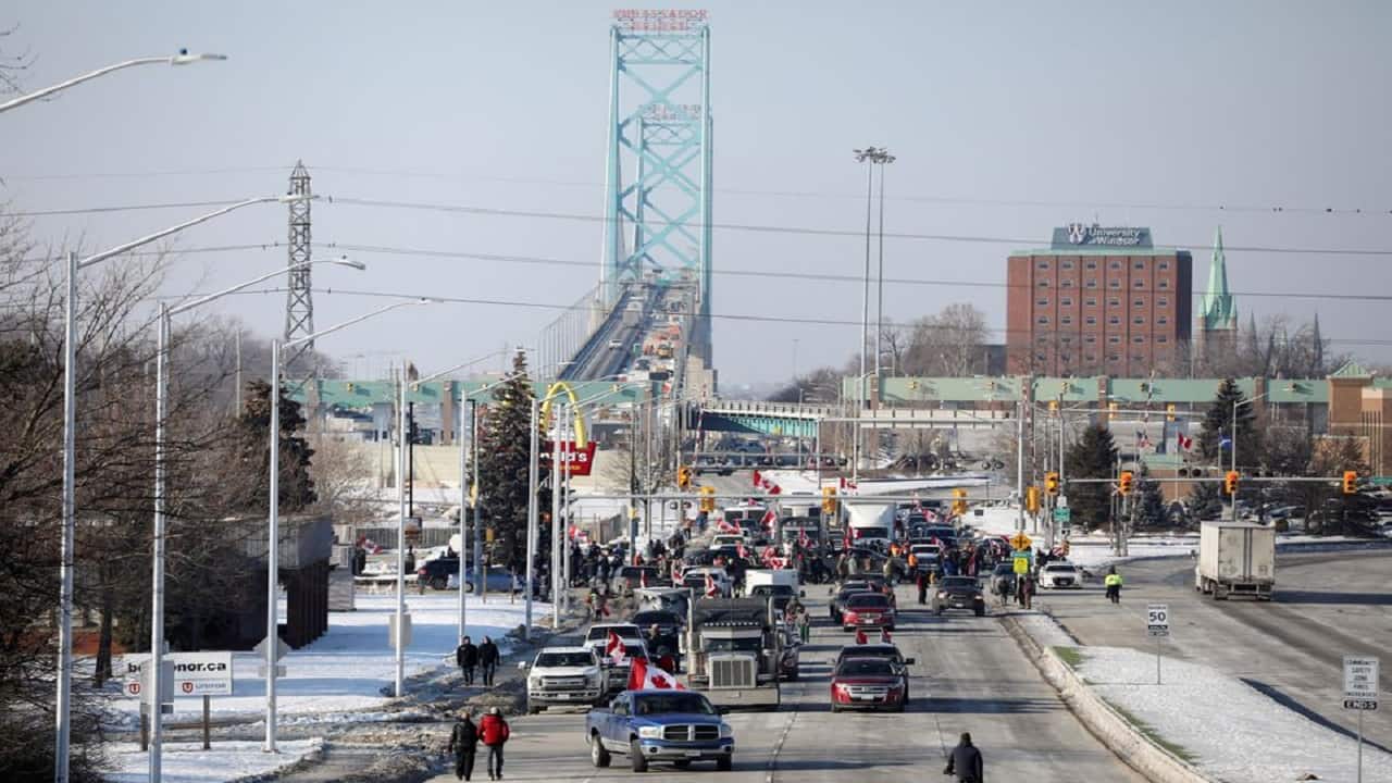 US-Canada border crossing blocked by Canadian truckers protesting ...