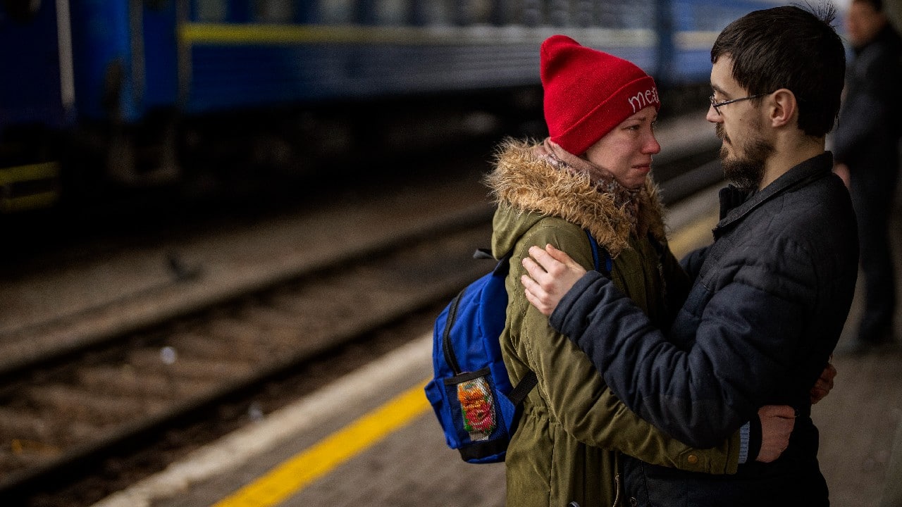 Russia-Ukraine Conflict | Tearful goodbyes at Kyiv train station during ...