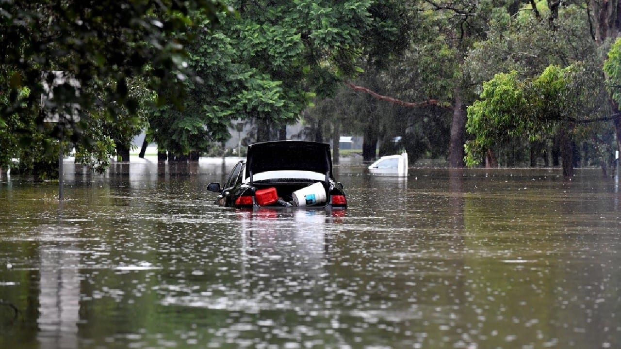 Flood wreaks havoc in Sydney, thousands evacuate
