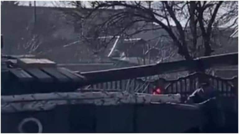 ‘Ukrainian Hulk’: Man tries to stop Russian tank with bare hands ...