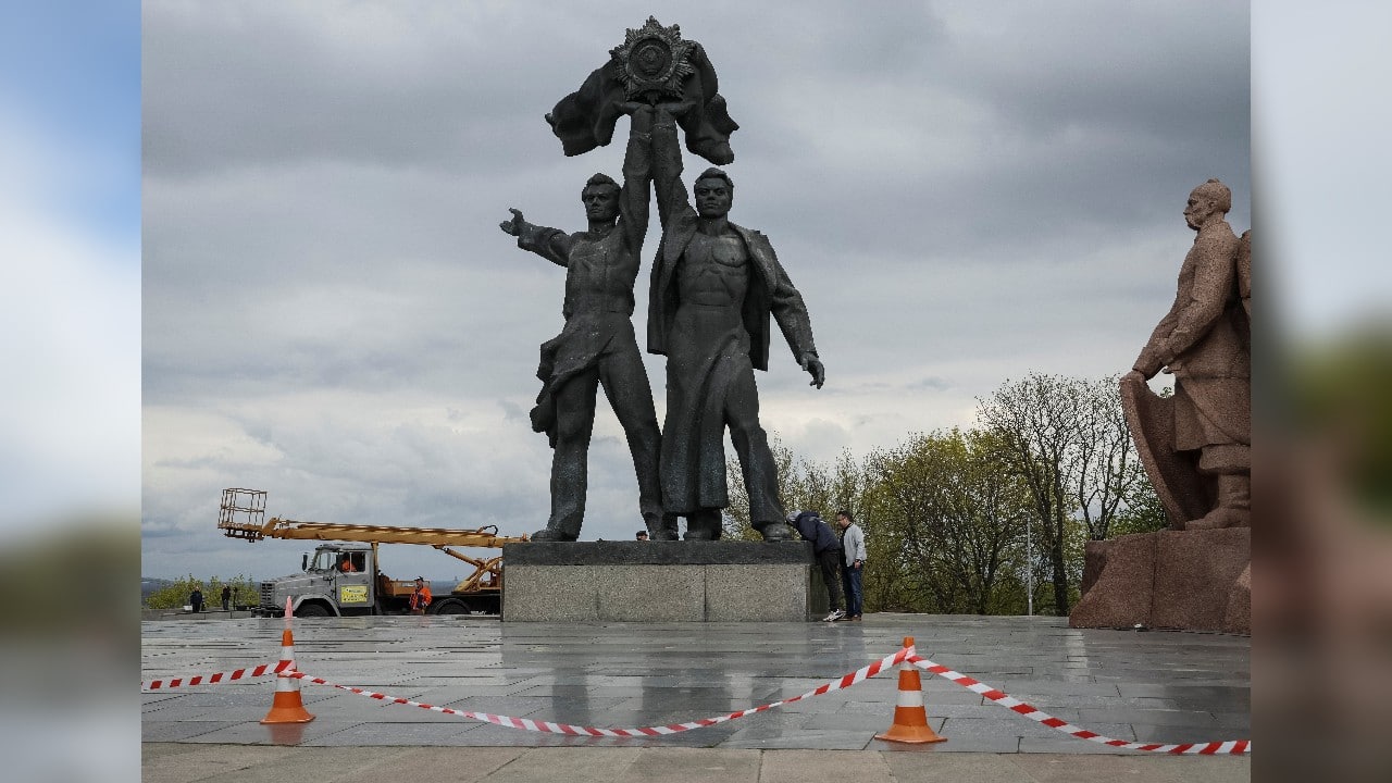 Ukraine demolishes Russia friendship monument