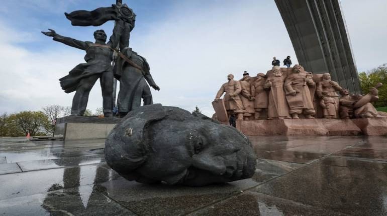 Kyiv pulls down Soviet-era monument symbolising Russian-Ukrainian ...