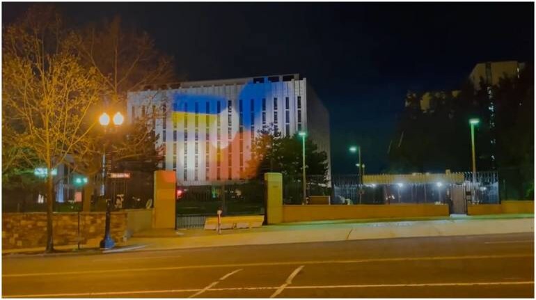 Ukraine flag projected onto Russian embassy. Watch what happened next