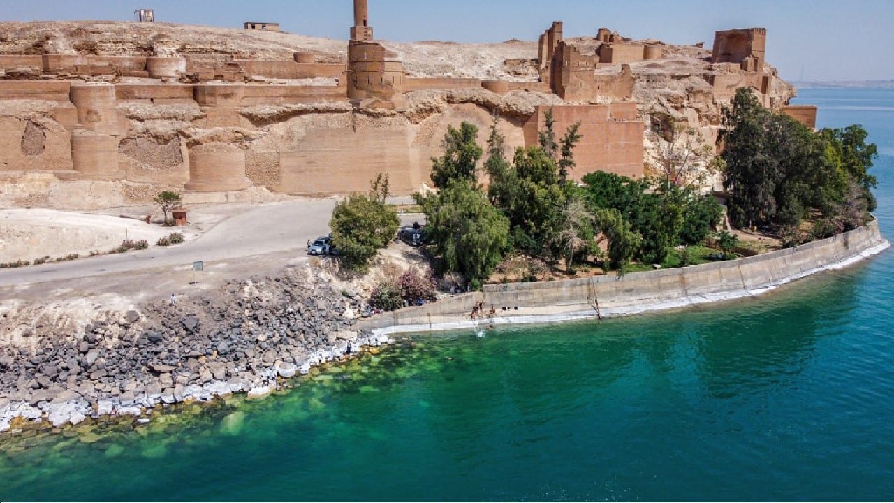 Visitors trickle back to Syria citadel used by jihadists