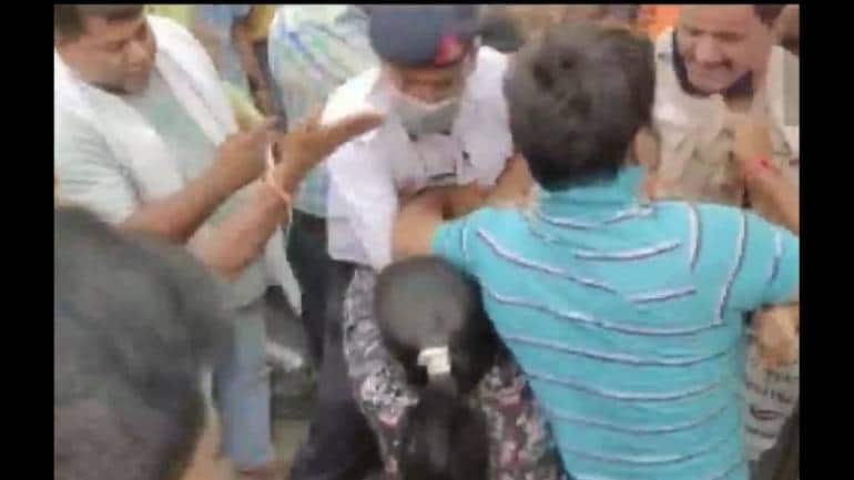 Video Delhi Cops Beaten Up By Traffic Offenders After Argument Over