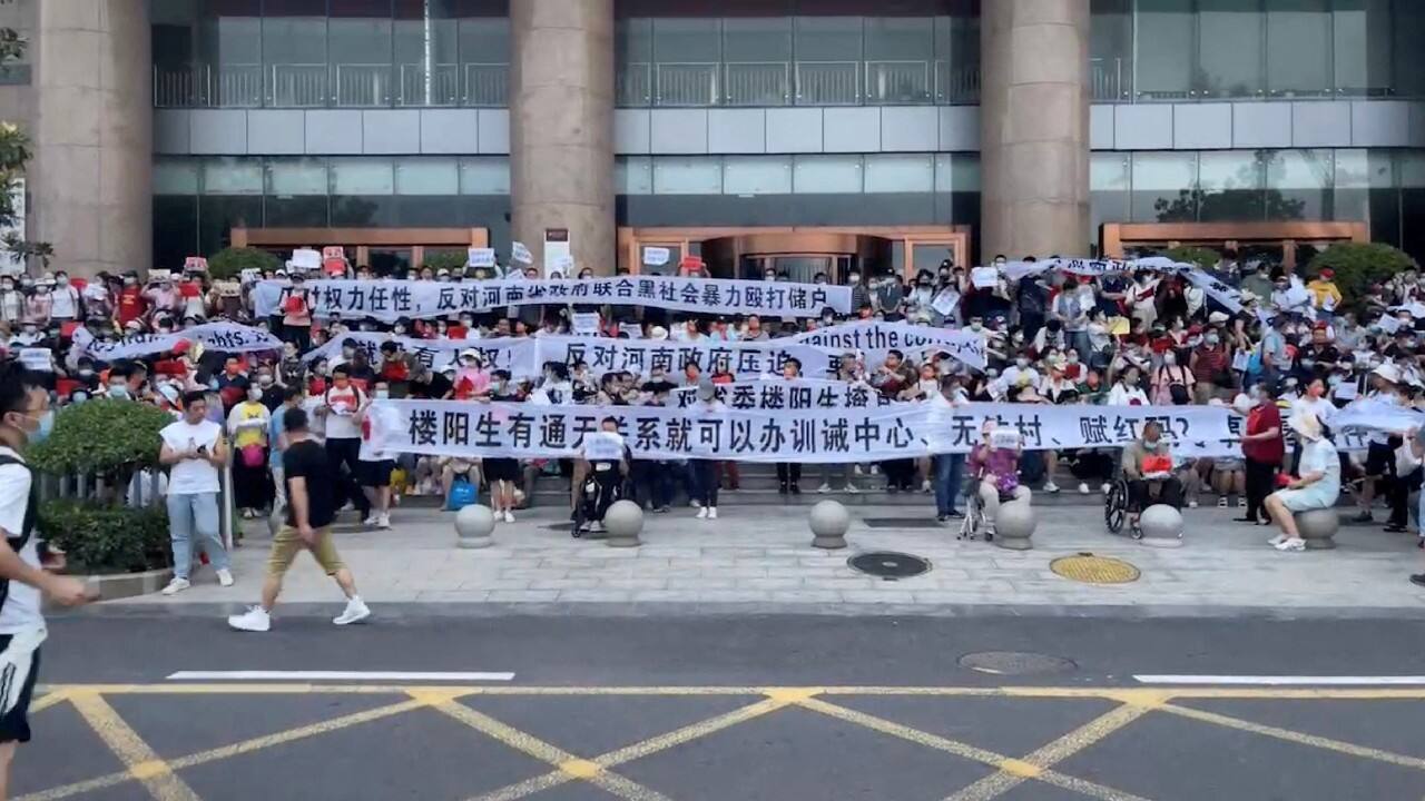 In Pics | Chinese protesters demanding bank deposits tussle with ...