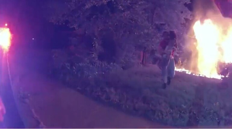 Watch: Heroic pizza delivery man rescues sleeping children from burning ...
