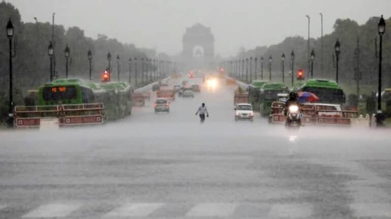 Rain lash Delhi causing waterlogging, hampering traffic movement