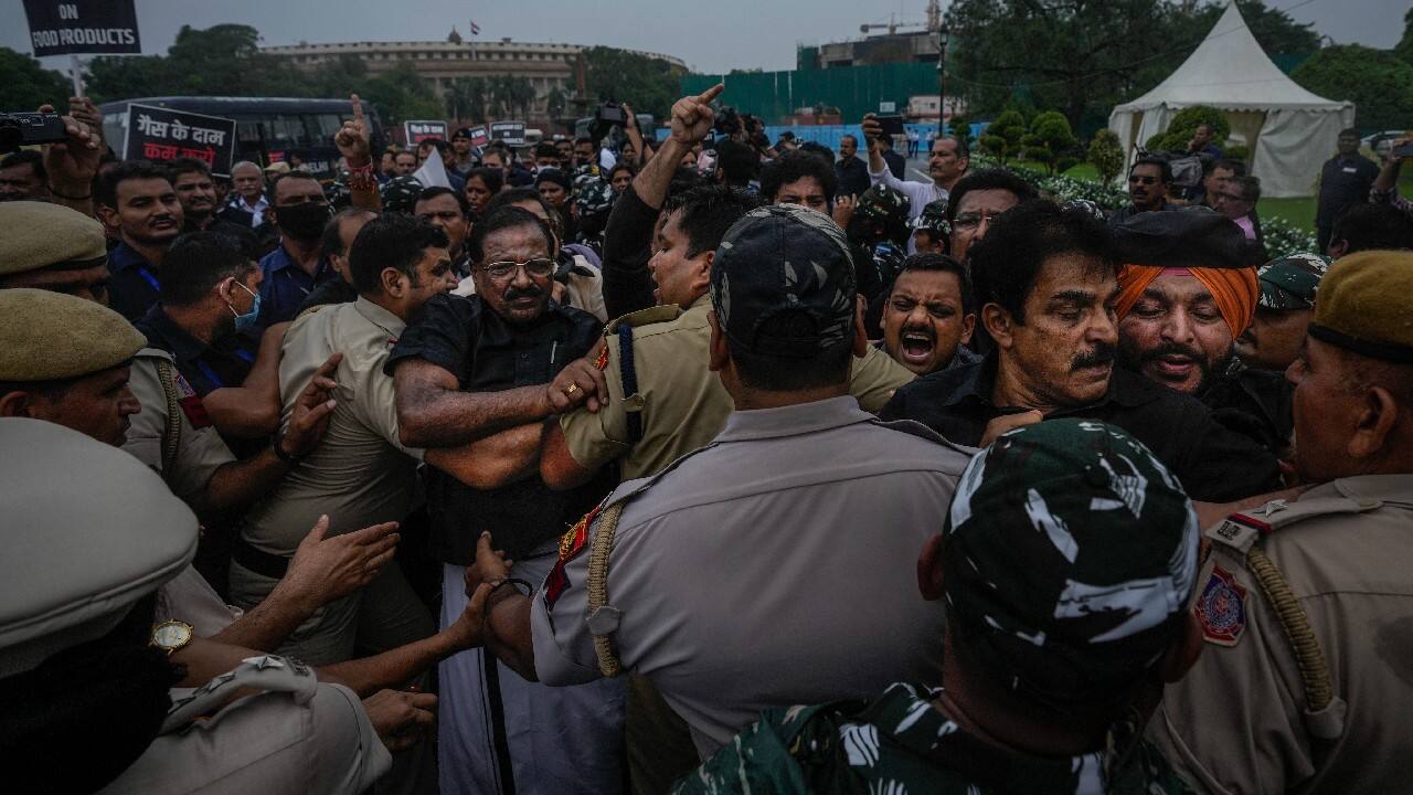 In Pics | Congress leaders detained amid protest against price rise and ...