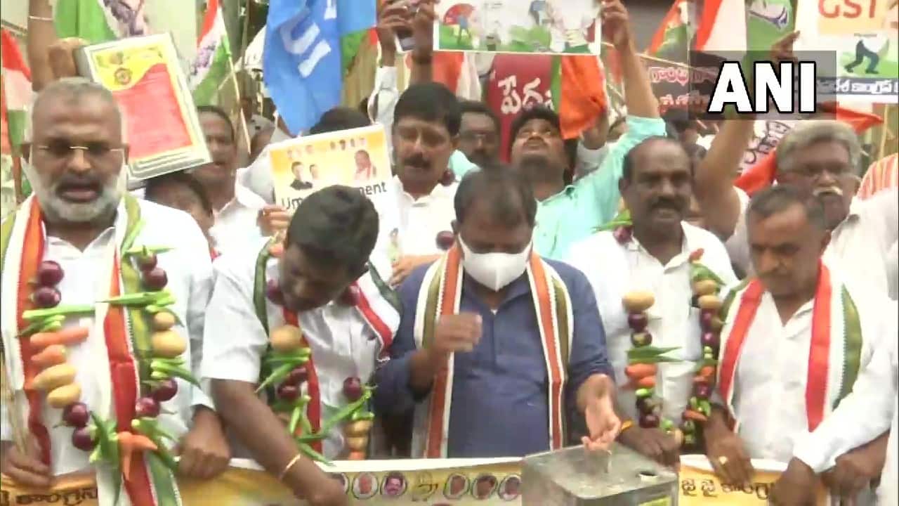 In Pics | Congress leaders detained amid protest against price rise and ...