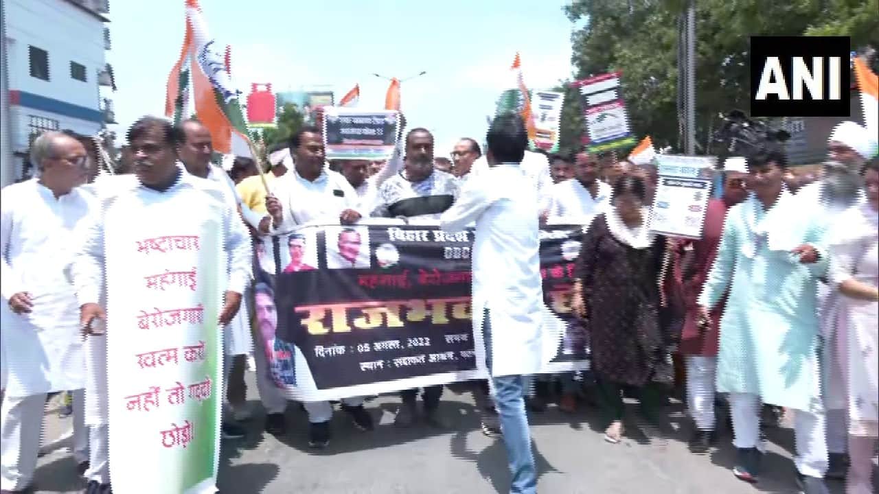 In Pics | Congress leaders detained amid protest against price rise and ...