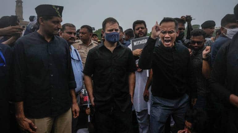 In Pics | Congress leaders detained amid protest against price rise and ...