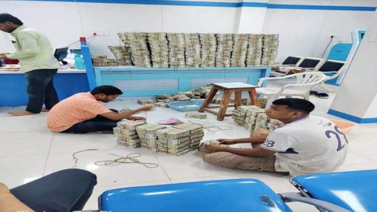 I-T dept seizes Rs 56 crore cash, Rs 14 crore worth jewellery during ...