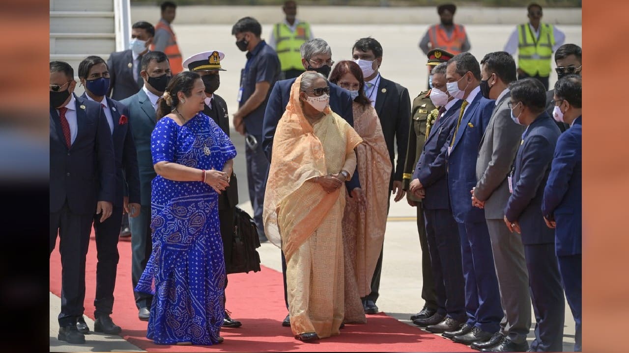 PM Narendra Modi meets Bangladesh PM Sheikh Hasina at Hyderabad House ...
