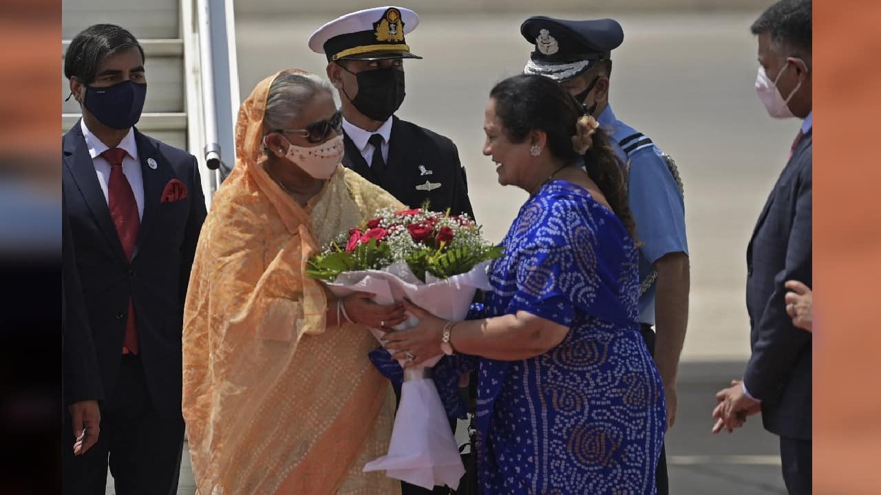 PM Narendra Modi meets Bangladesh PM Sheikh Hasina at Hyderabad House ...
