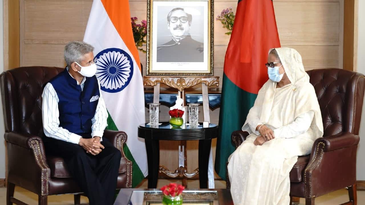 PM Narendra Modi meets Bangladesh PM Sheikh Hasina at Hyderabad House ...