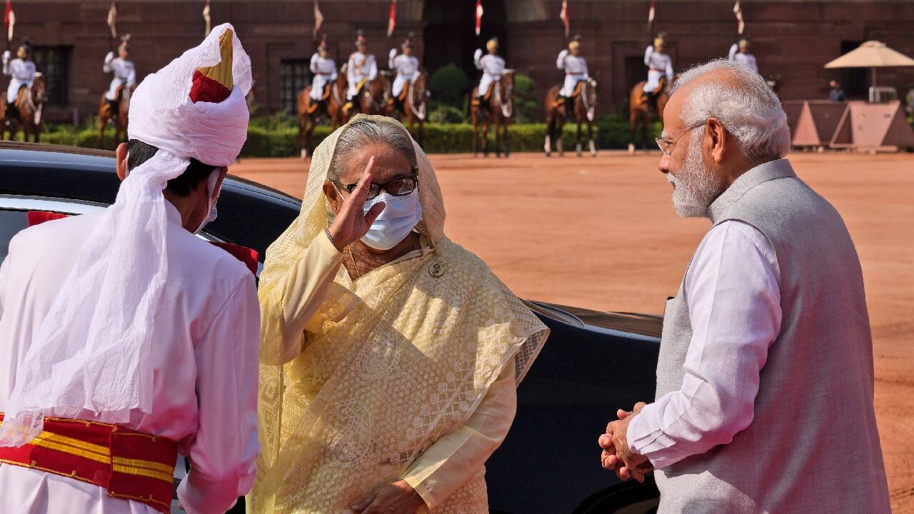 PM Narendra Modi meets Bangladesh PM Sheikh Hasina at Hyderabad House ...