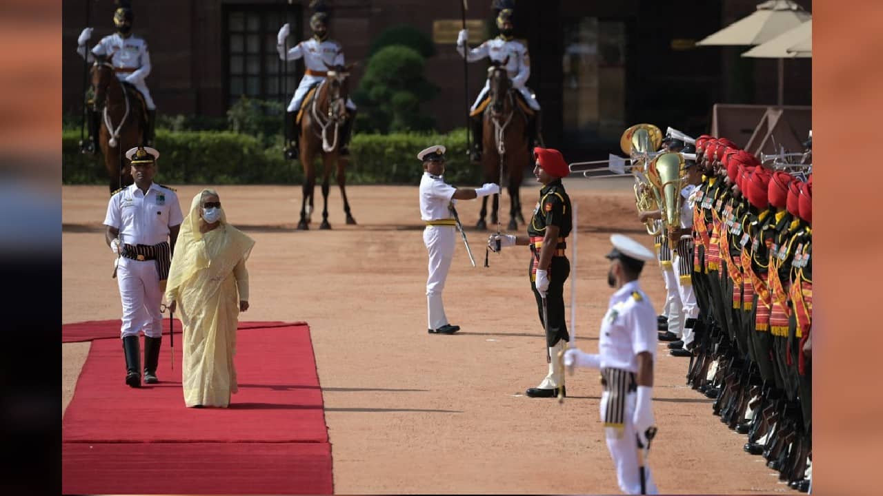 PM Narendra Modi meets Bangladesh PM Sheikh Hasina at Hyderabad House ...