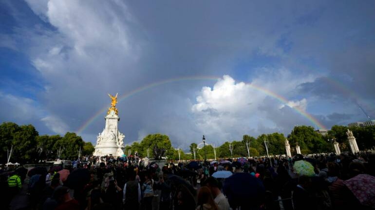 Double rainbow appears over Buckingham Palace on day of Queen Elizabeth ...