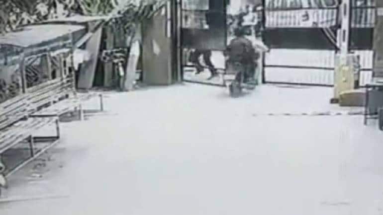 Viral video: Alert security guard foils bike robbery attempt in Delhi