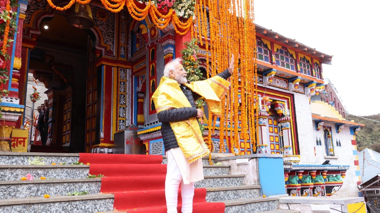 Modi Uttarakhand Visit | Prime Minister offers prayers at Badrinath ...