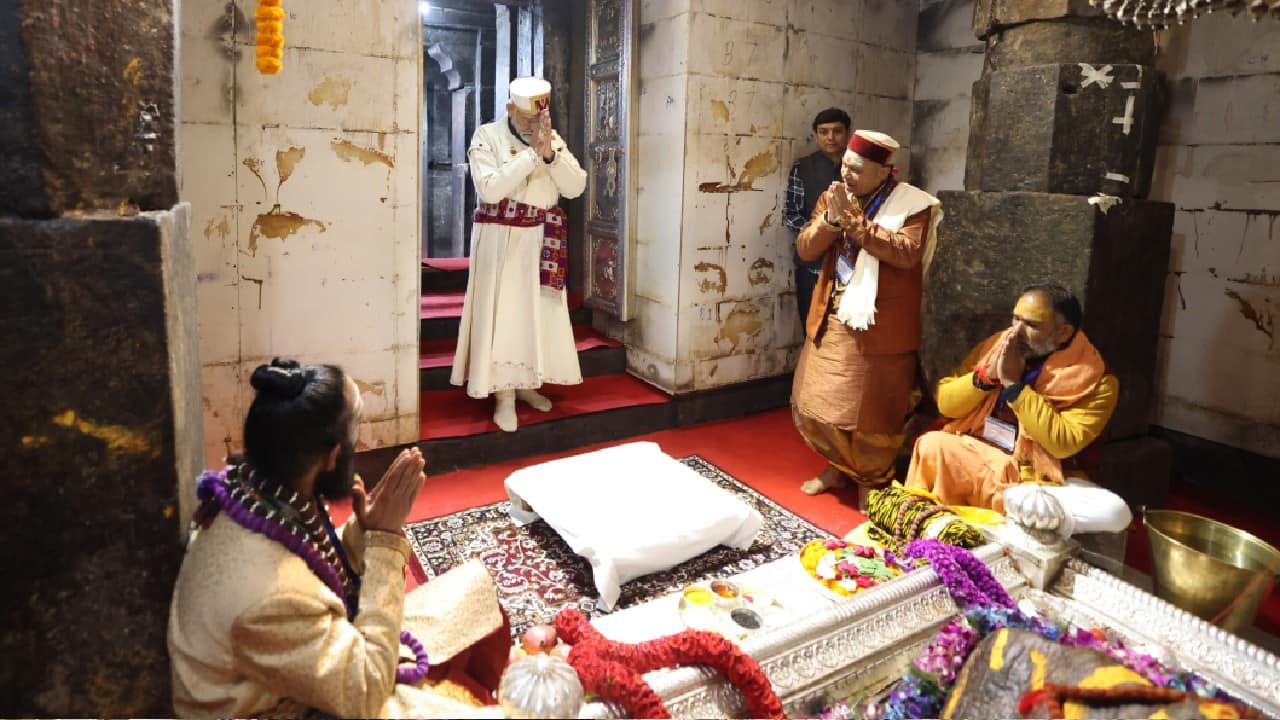 In Pics | PM Modi offer prayers at Kedarnath temple, lays foundation ...