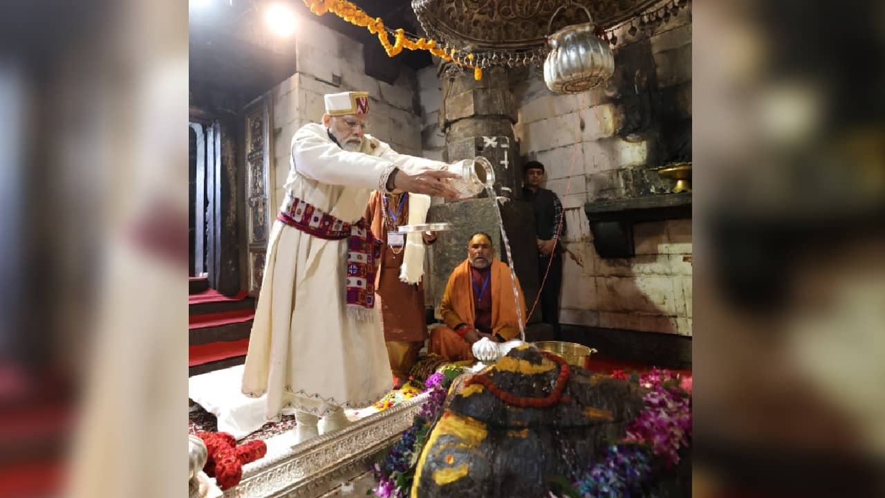 In Pics | PM Modi offer prayers at Kedarnath temple, lays foundation ...