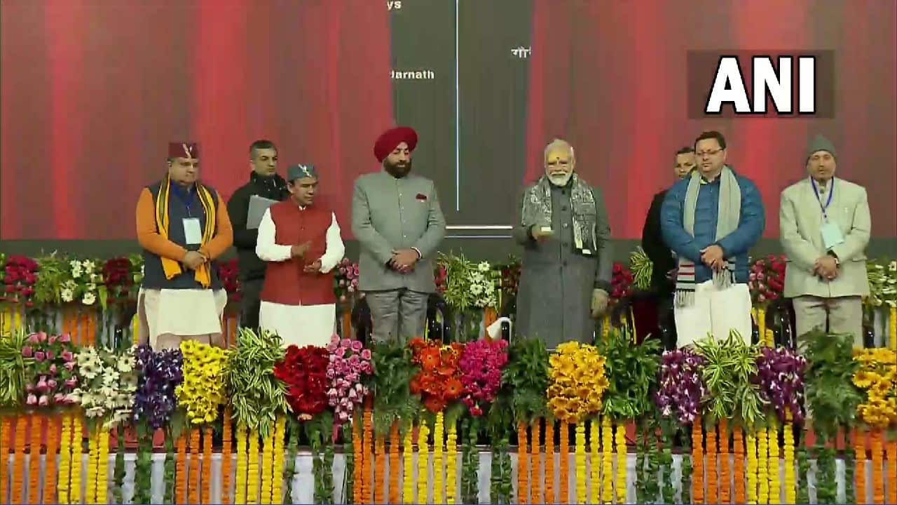 Modi Uttarakhand Visit | Prime Minister offers prayers at Badrinath ...