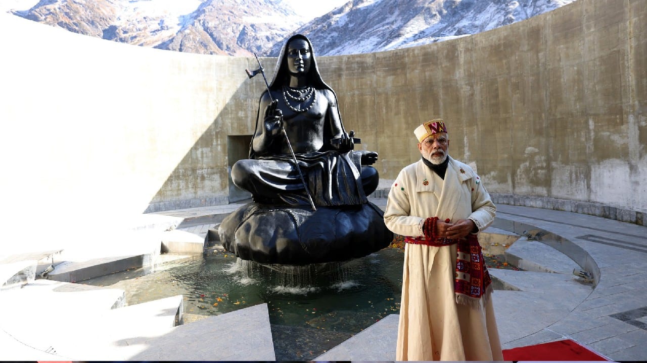 In Pics | PM Modi offer prayers at Kedarnath temple, lays foundation ...