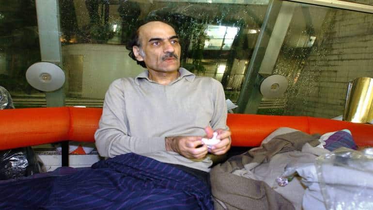 Iranian who inspired 'The Terminal' dies at Paris airport