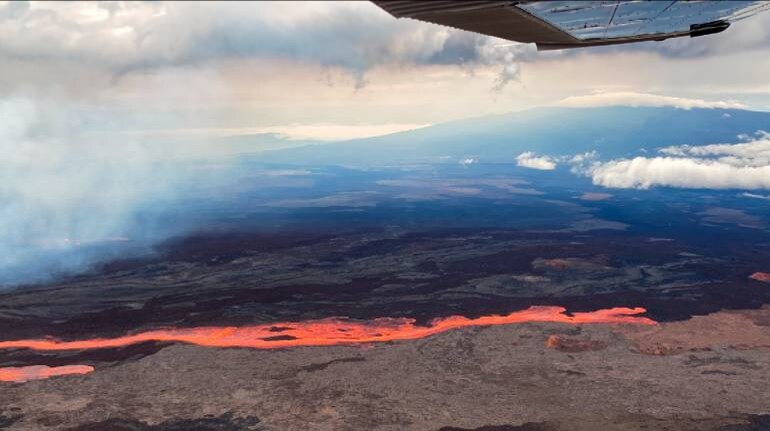 Philippines Mayon Volcano Spews Lava Down Its Slopes In Gentle Eruption Thousands On Alert