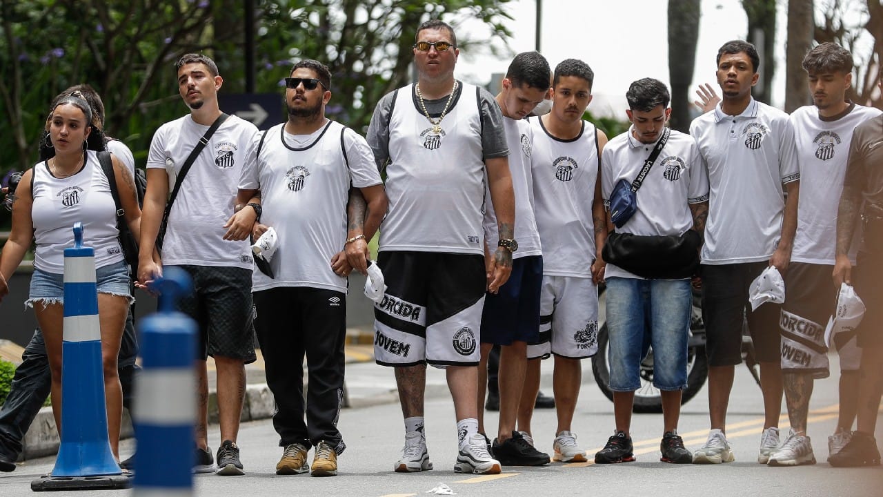 In Pics | Football legend Pele's fans keep vigil outside Brazil hospital