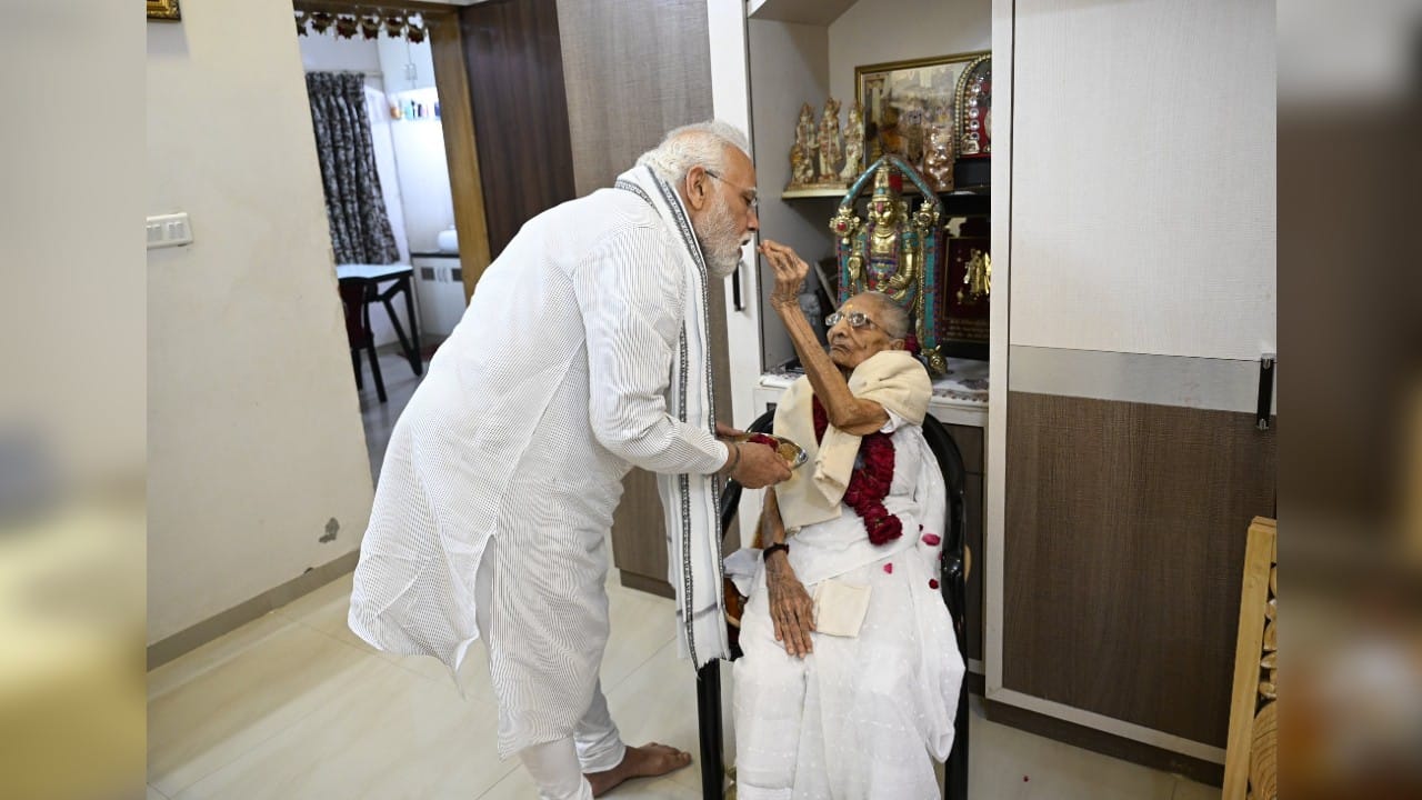 Heeraben Modi passes away: Heart-warming pictures of PM Narendra Modi ...