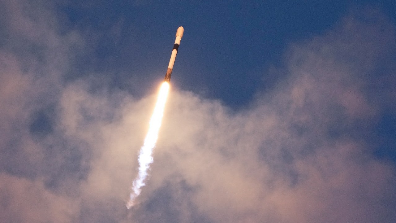 In Pics Spacex Launches 40 Internet Satellites To Orbit For Rival