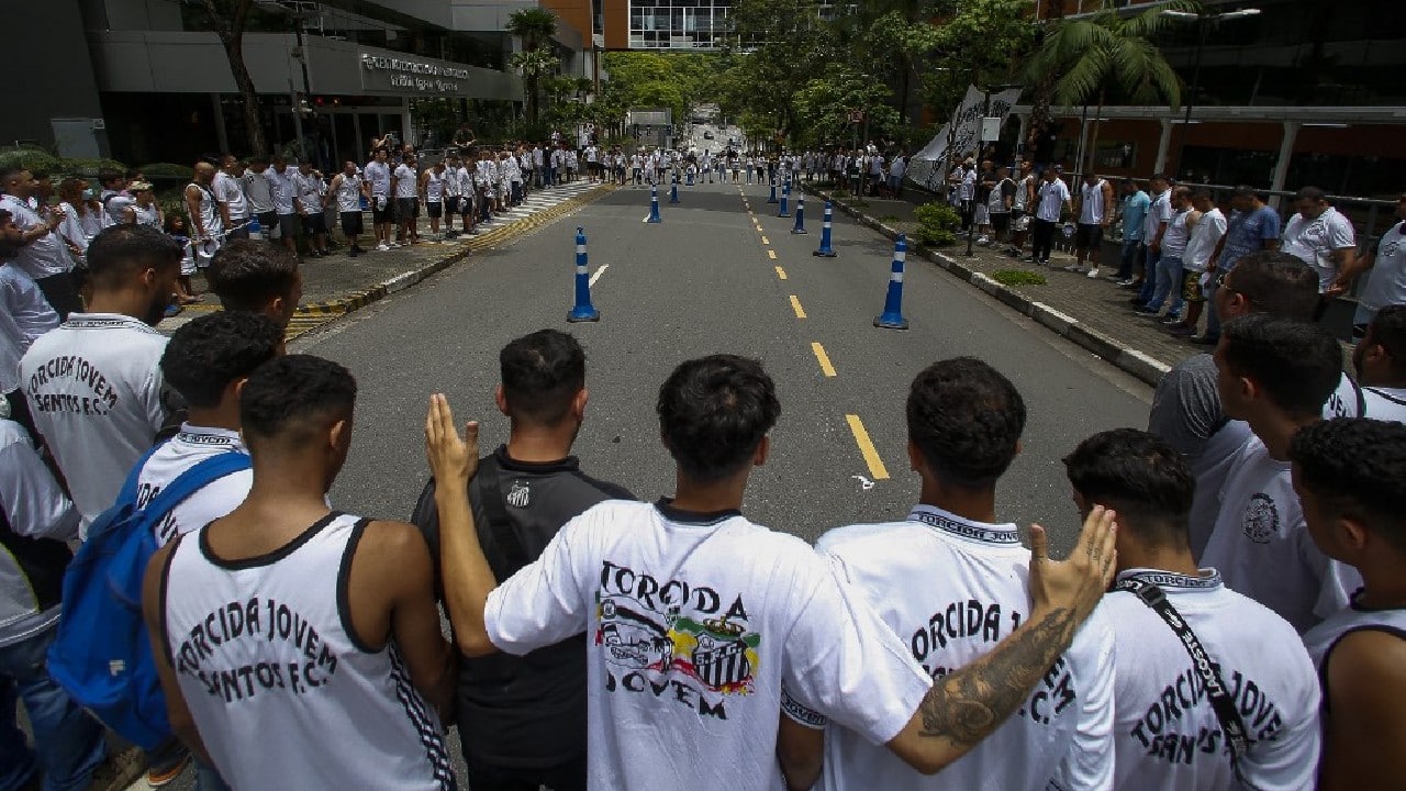 In Pics | Football legend Pele's fans keep vigil outside Brazil hospital