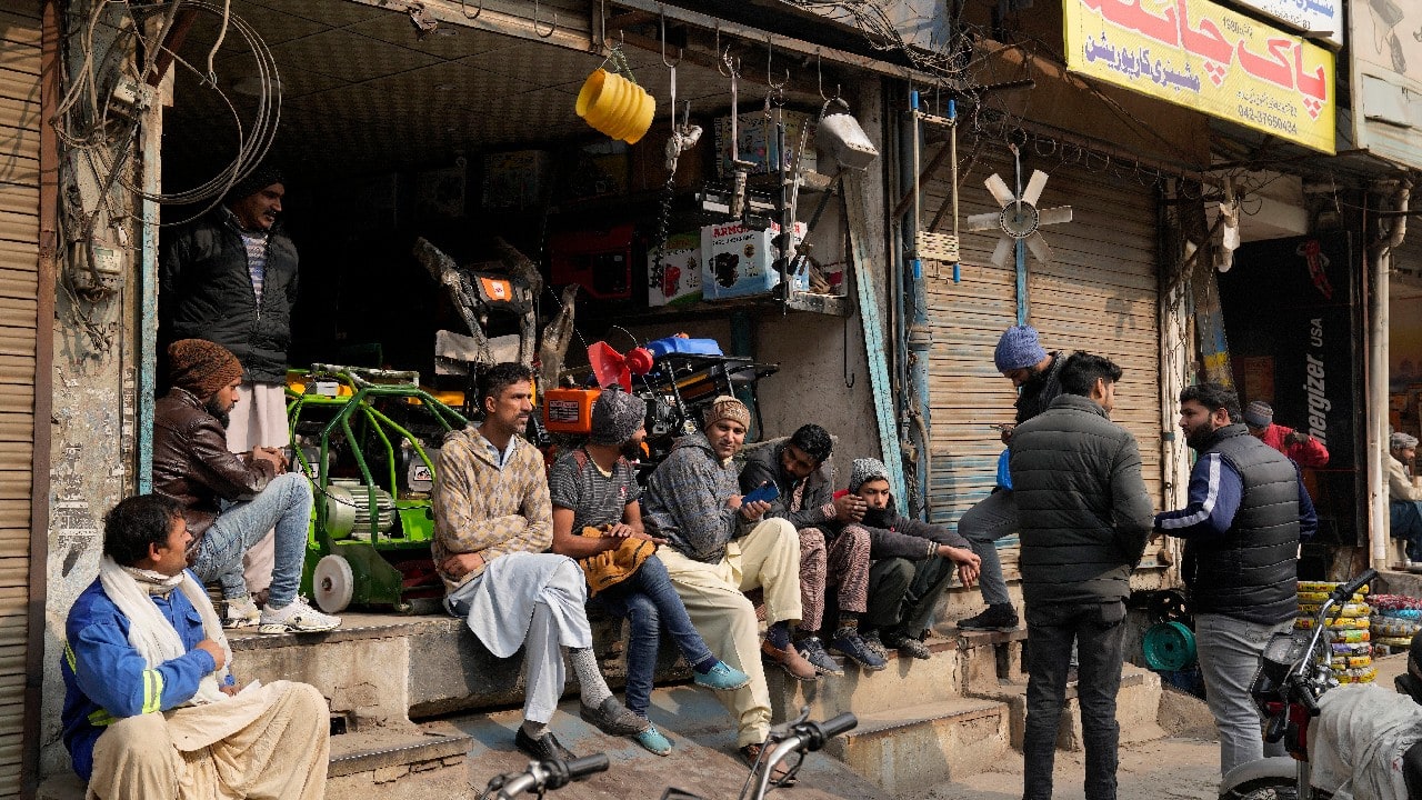 Pakistan power crisis: Electricity restores a day after massive outage ...