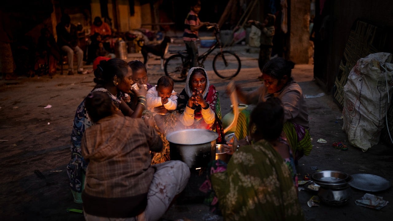 Homeless in India's capital shivers in biting cold | Moneycontrol News