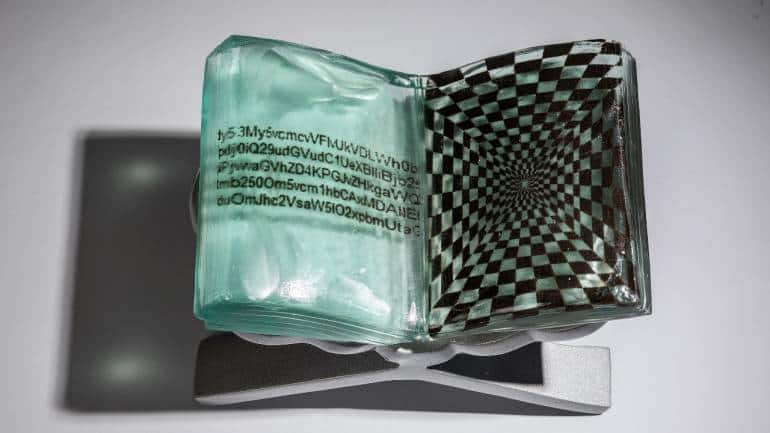 A new club for glass lovers, and a glassy show in the Capital