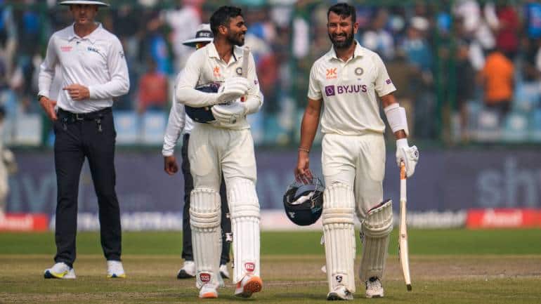 India wins 2nd test by 6 wickets after Australia crumbles: See Pics
