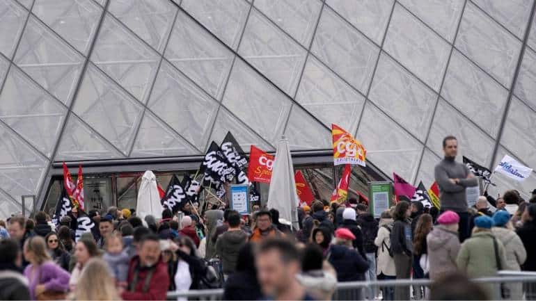 France’s Pension Protest: Louvre staff block entrances as part of ...