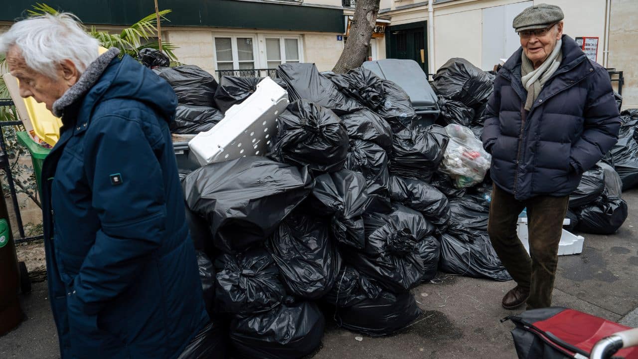 France Pension Reform: Garbage tarnishes Paris luster as pension strike ...