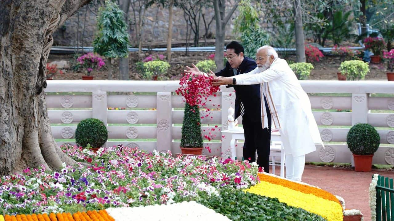 Japan PM on India trip: Kishida relishes golgappas, idlis with PM Modi ...