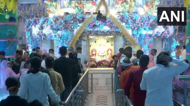 In Pics: Devotees flock to temples in large numbers to offer prayers on ...