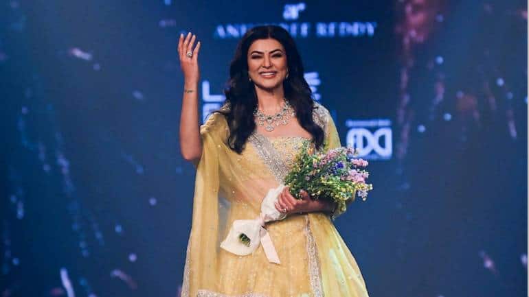 Sushmita Sen back to work days after heart attack, walks the ramp at ...