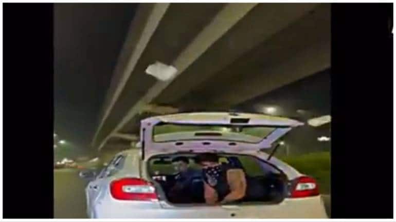 Video: Man replicates 'Farzi' note-throwing scene in Gurgaon, police ...