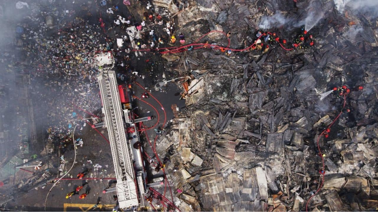 In Pics: Huge fire engulfs market in Bangladeshi capital