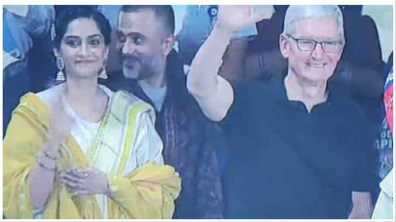 Tim Cook watches DC vs KKR IPL Match with Sonam Kapoor and Anand Ahuja ...
